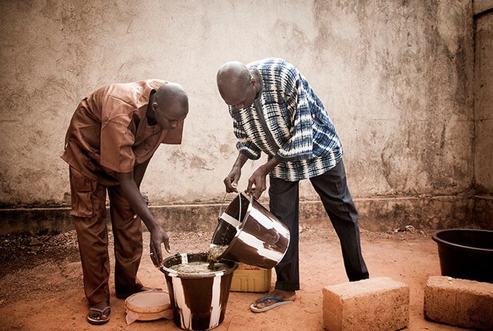 Traditionally dying fabric with fermented mud: Mali | This is africa